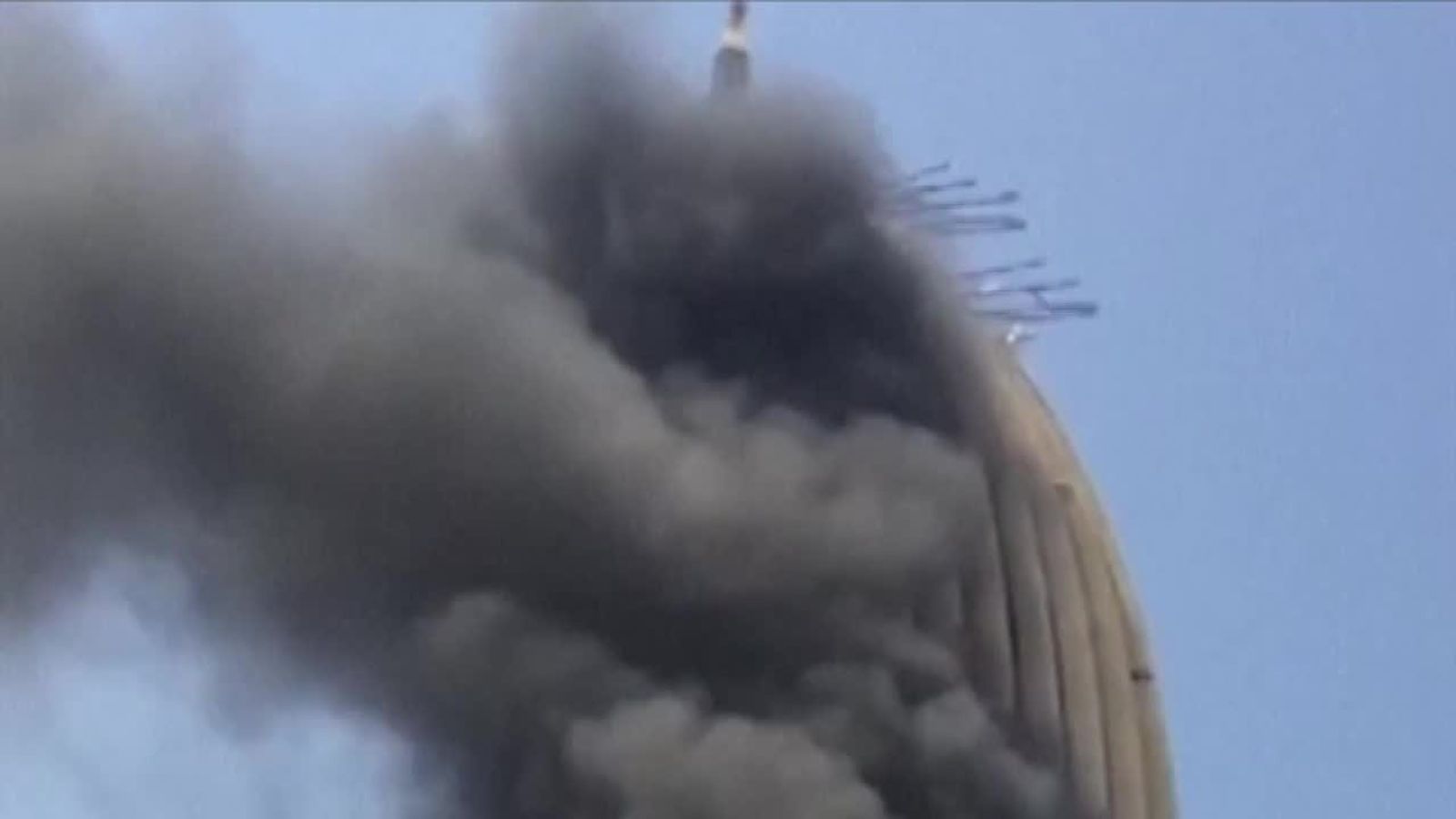 2,500 flee blazing Kuwait skyscraper | News UK Video News | Sky News