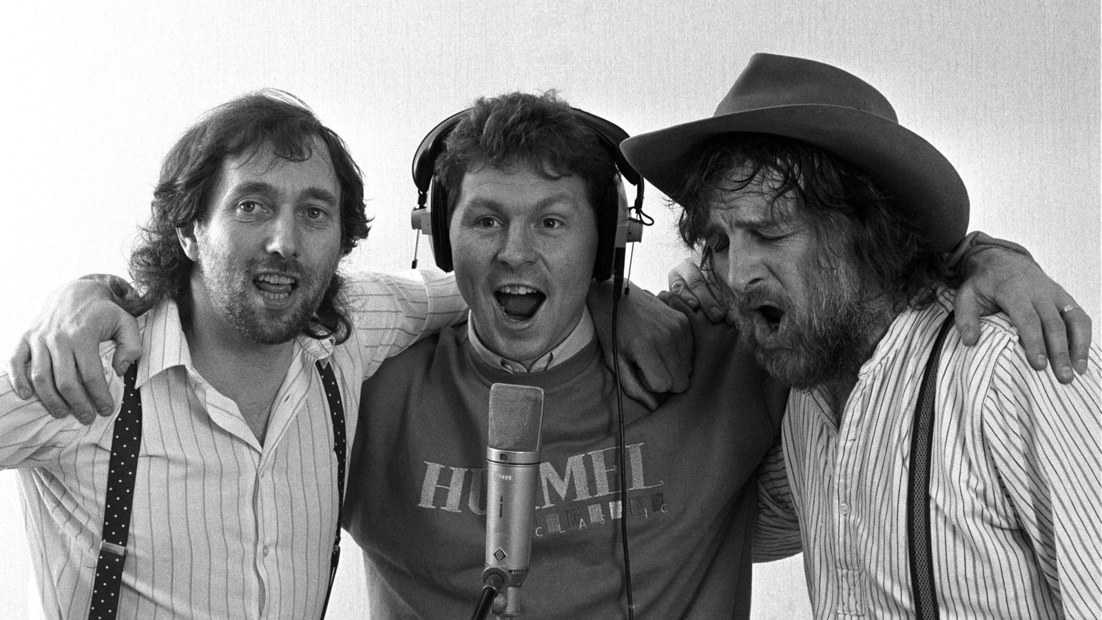 Chas & Dave singer Chas Hodges dies aged 74 | Ents & Arts News | Sky News