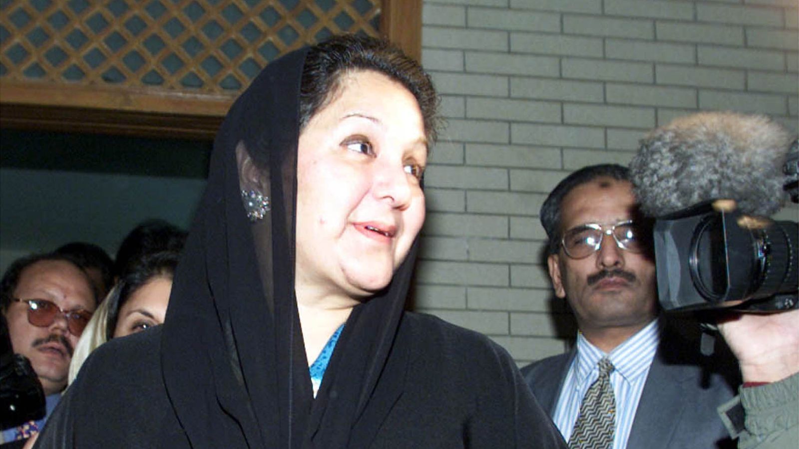 Ex-Pakistan PM Nawaz Sharif gets temporary release for wife's funeral | World News | Sky News