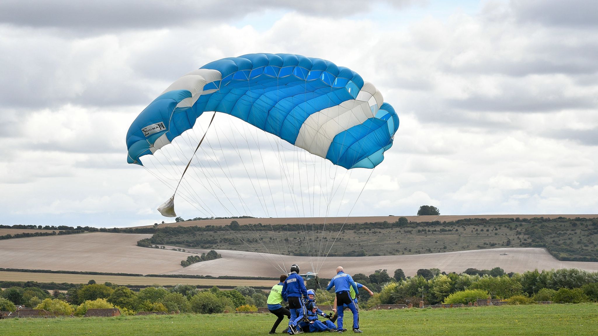 D-Day veteran Harry Read completes first skydive since landing in ...