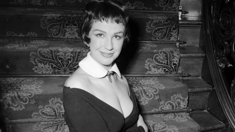 Fenella Fielding Divine Carry On Actress Dies Aged 90 Ents Arts Fenella Fielding Divine Carry On Actress Dies Aged 90 Ents Arts