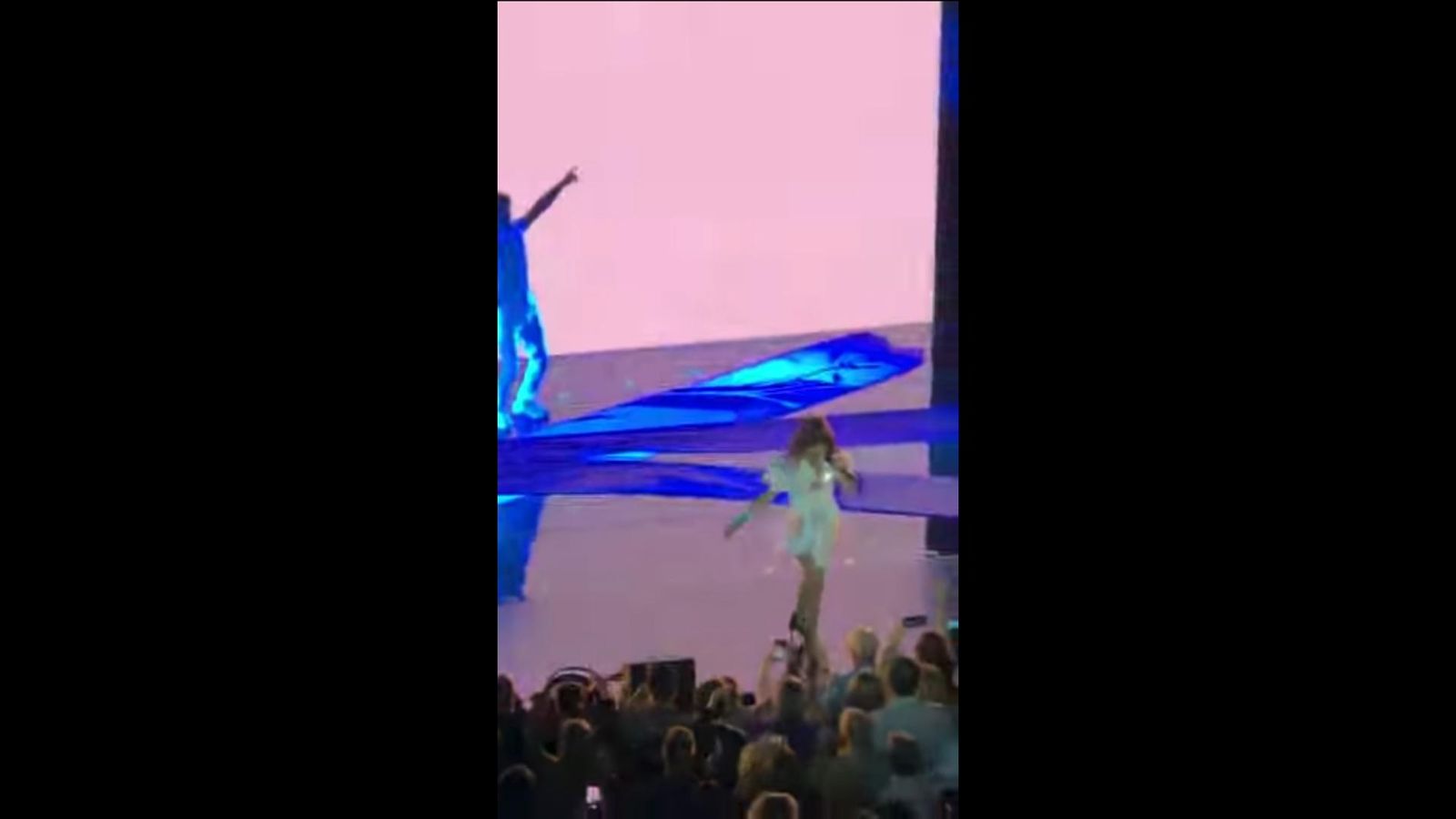 Singer Paula Abdul falls off stage during concert in Mississippi | Ents ...