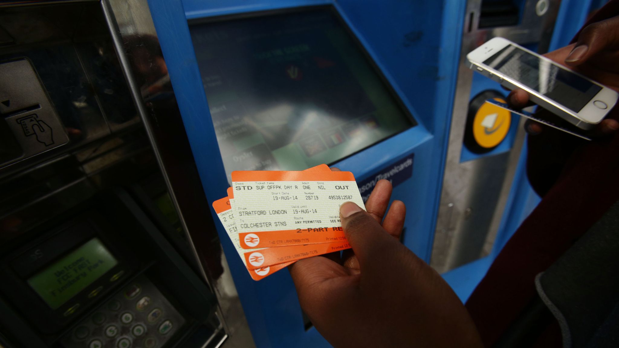 Train passengers unable to buy tickets as payment machines crash | UK ...