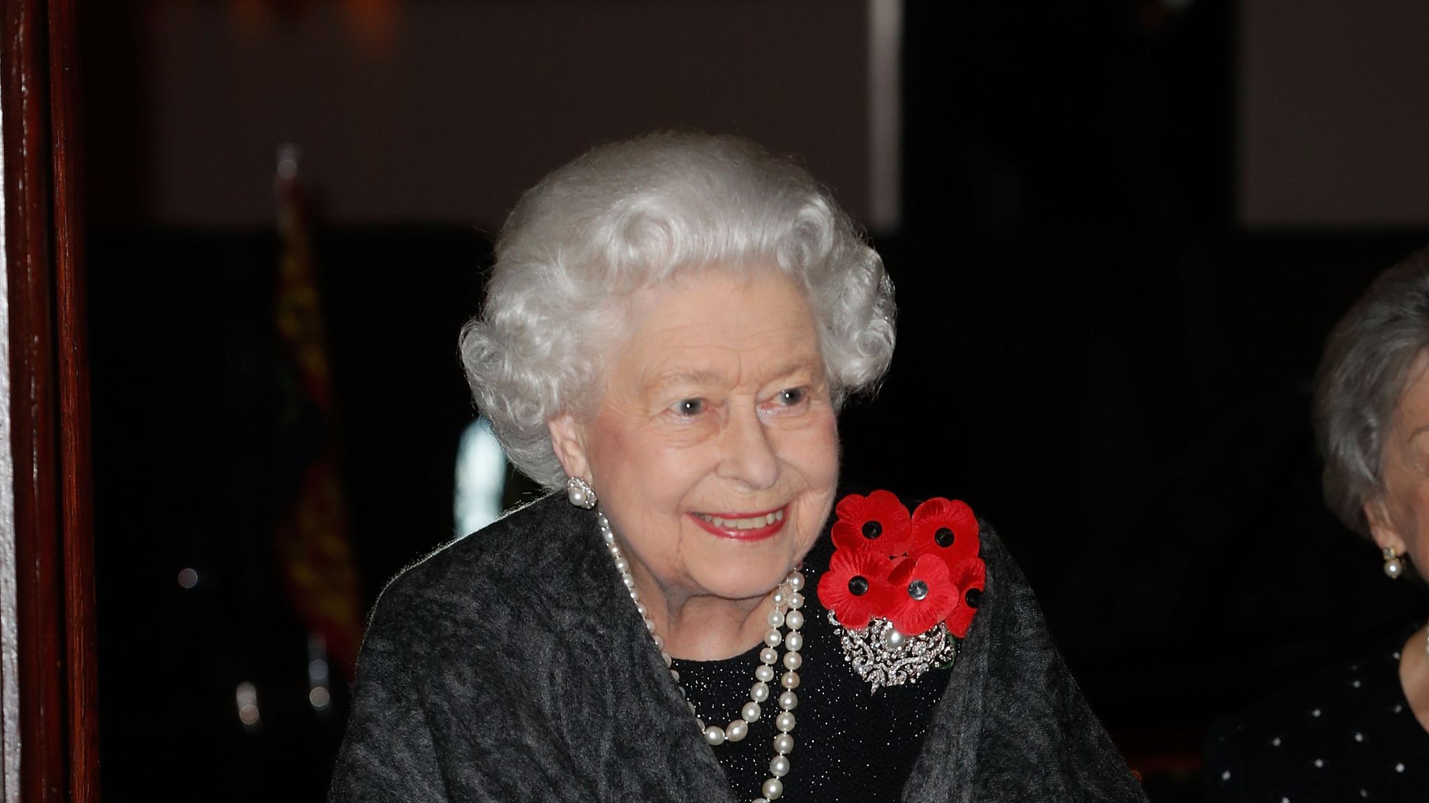 Queen joined by senior members of Royal Family at WWI remembrance ...
