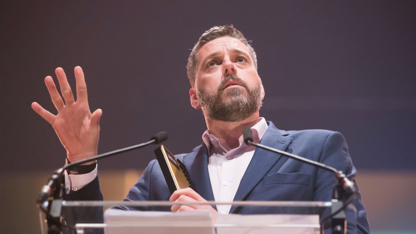 Iain Lee hailed a hero after keeping suicidal man on phone during ...