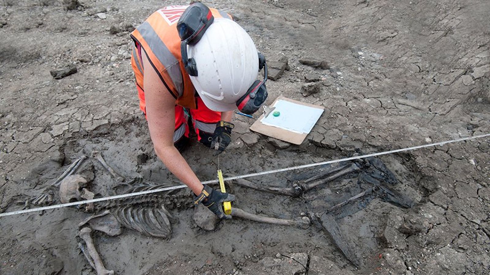 Who is man in the mud? Mystery of booted skeleton found in River Thames ...