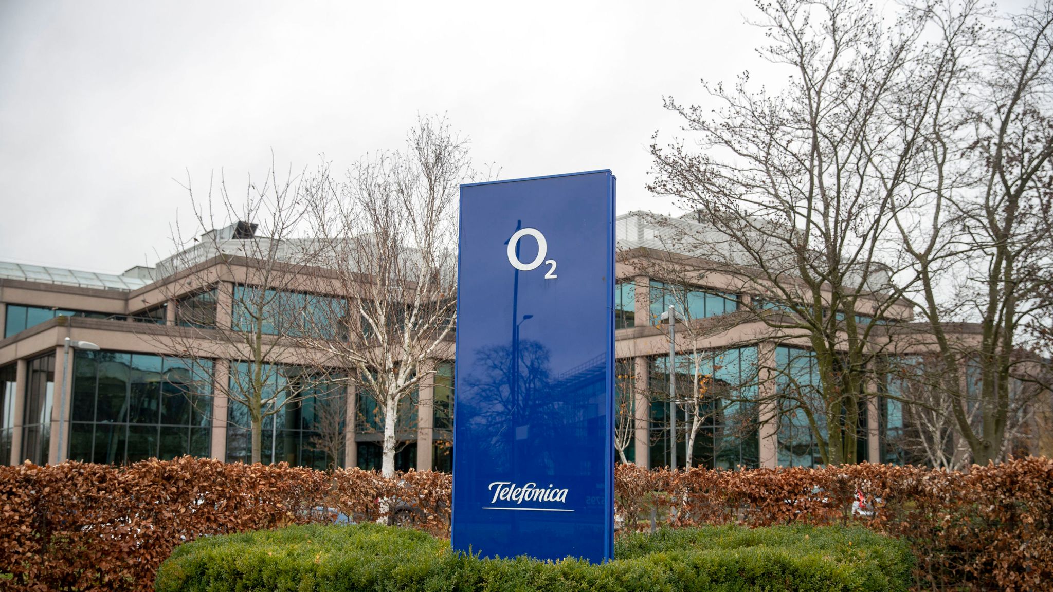 O2 urgently investigating as data services stop working | Science ...