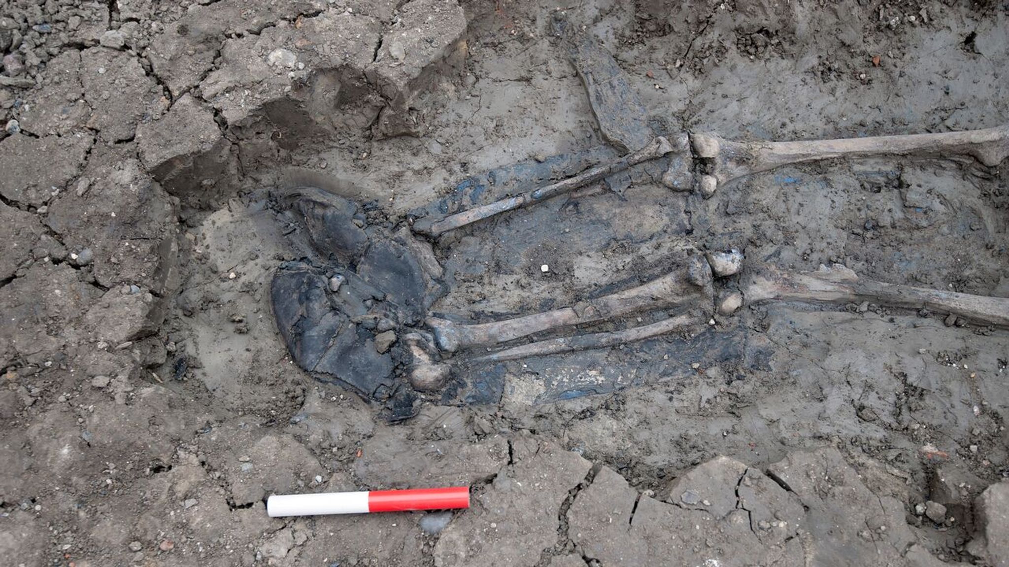 Who is man in the mud? Mystery of booted skeleton found in River Thames ...