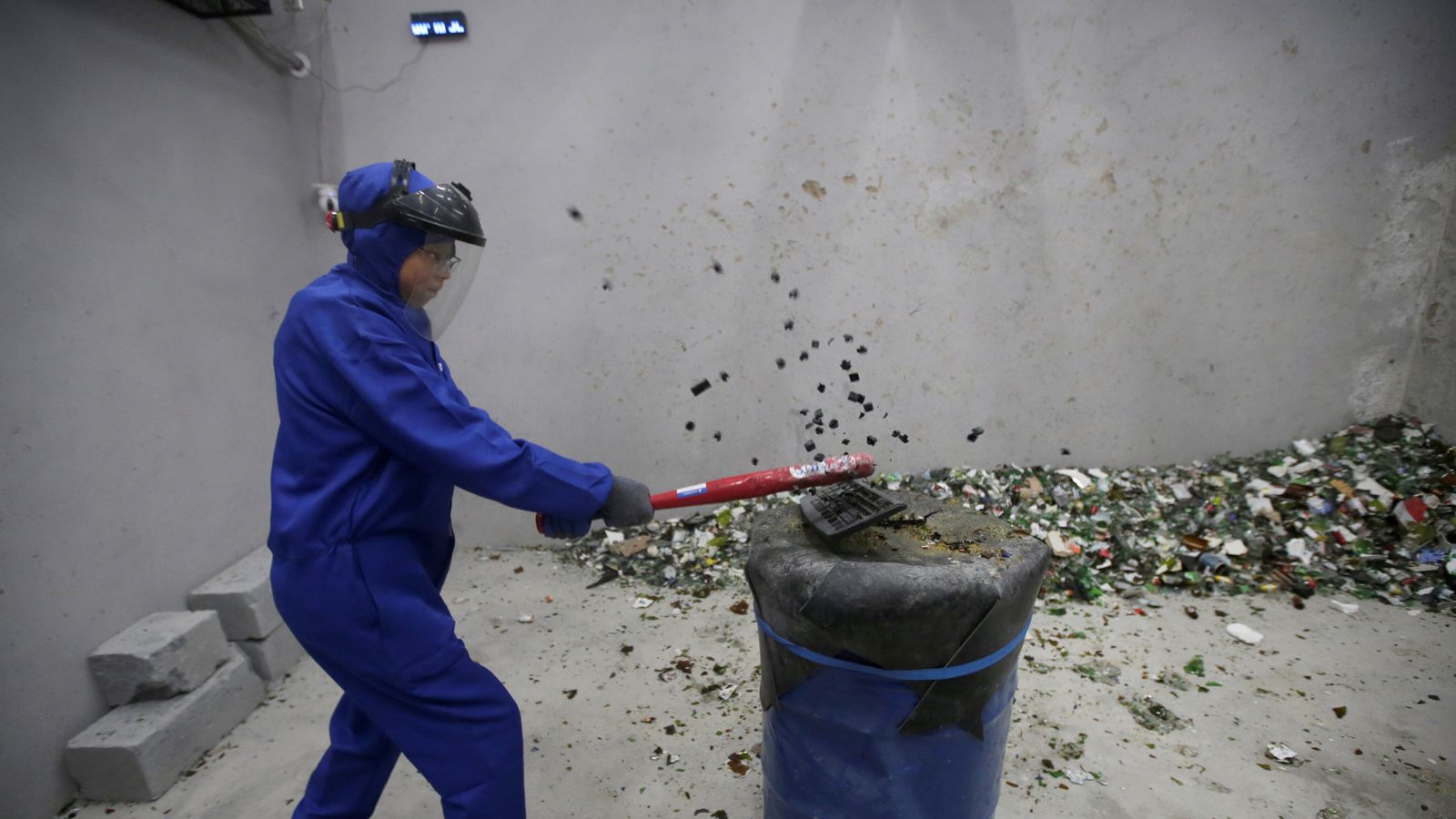 'Anger room' gives China a smashing way to reduce rage | World News ...