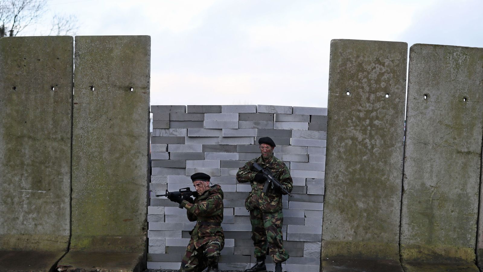 Sinn Fein calls for Irish unity vote as protesters build mock border ...
