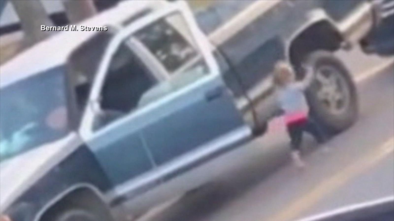Toddler walks towards armed police during arrest of suspected ... Toddler walks towards armed police during arrest of suspected ...