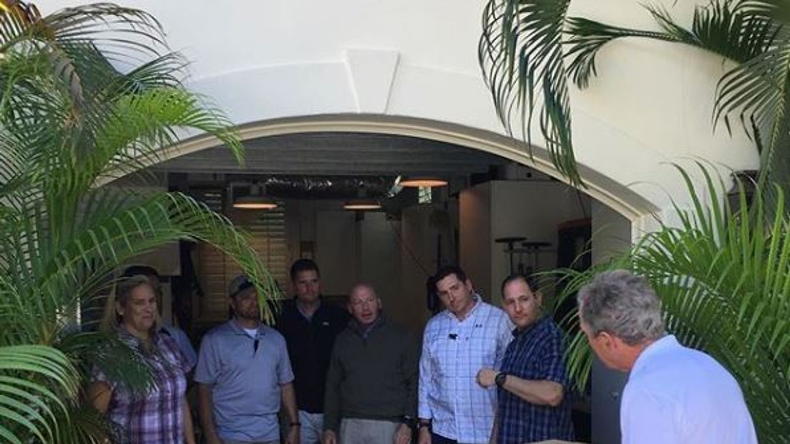 Ex-president George W Bush turns pizza delivery man to treat Secret ...