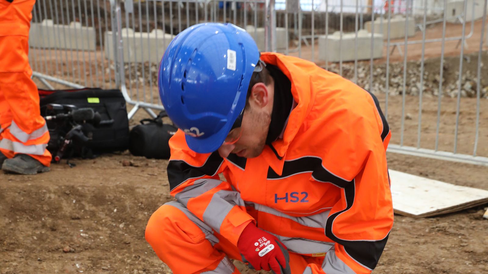 Remains of famed naval explorer Matthew Flinders found by HS2 ...