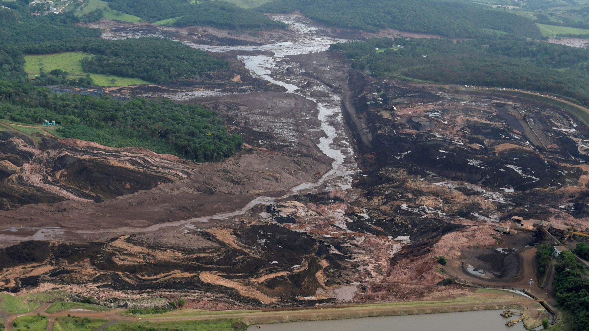 Brazil dam burst: 40 killed and 300 missing as mud engulfs town | World ...
