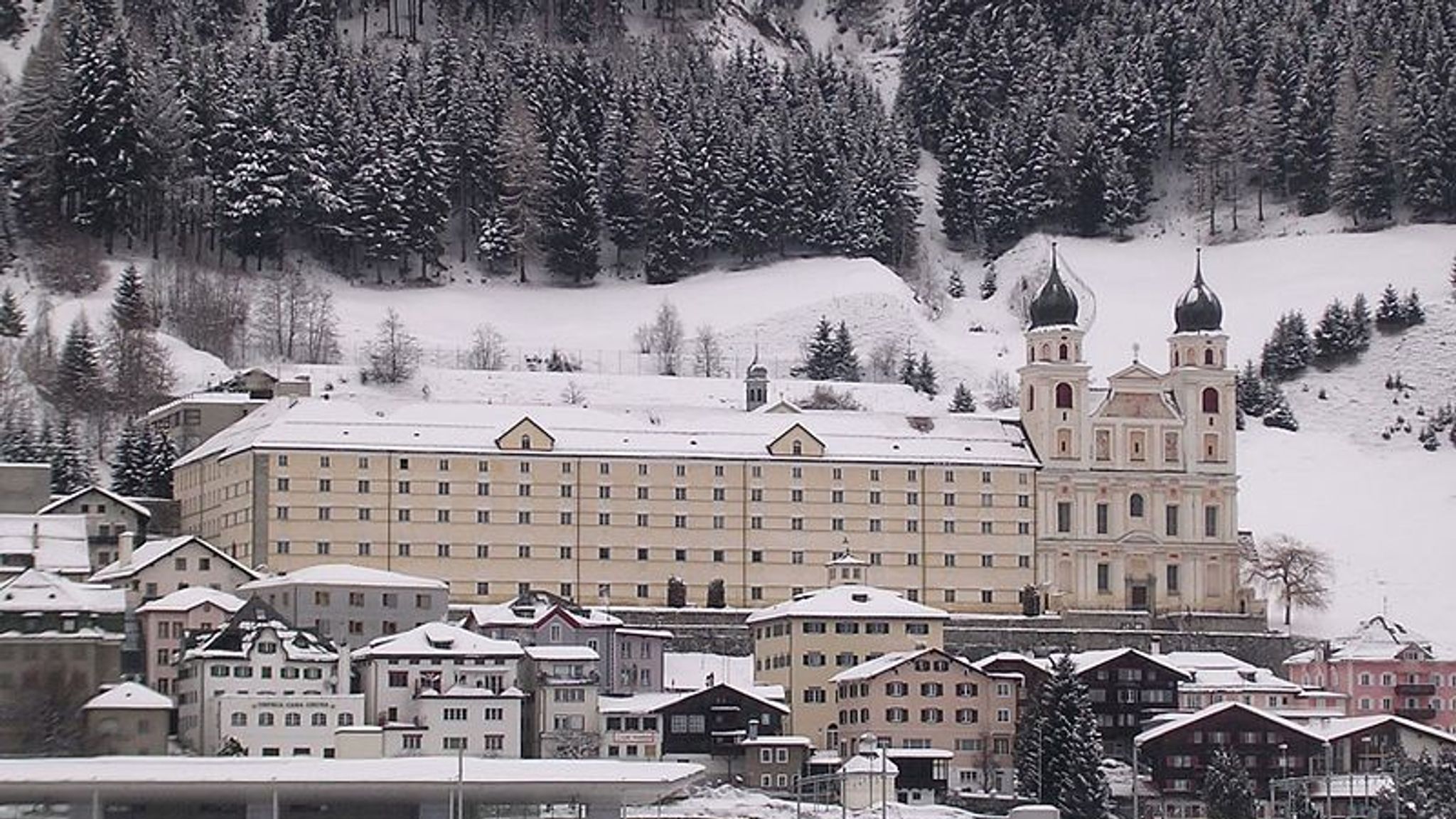 Disentis grinds to a halt: More than 2,000 people in Swiss village ...