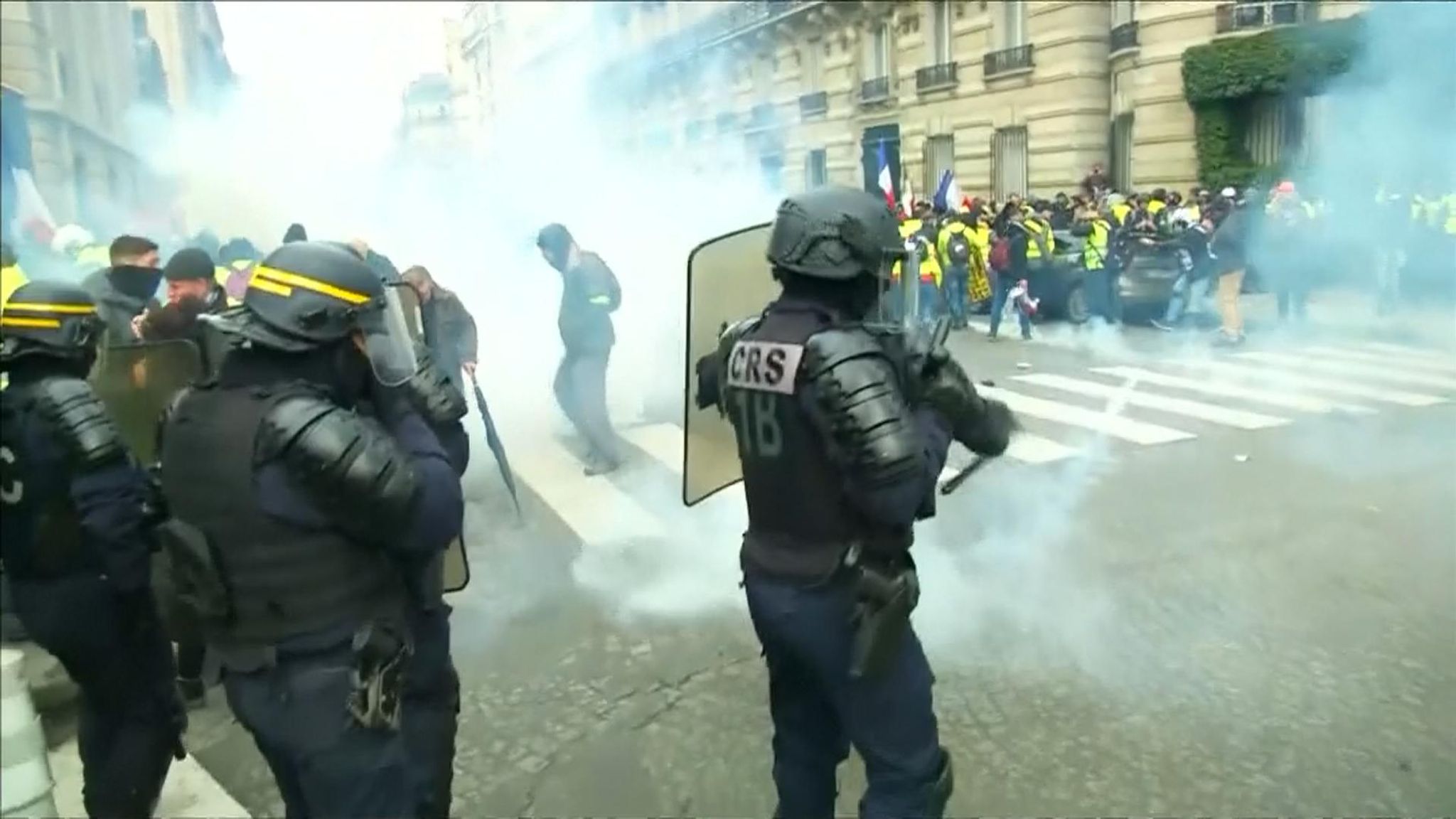 Yellow vests protests: Man's hand blown off in violent clashes in Paris ...