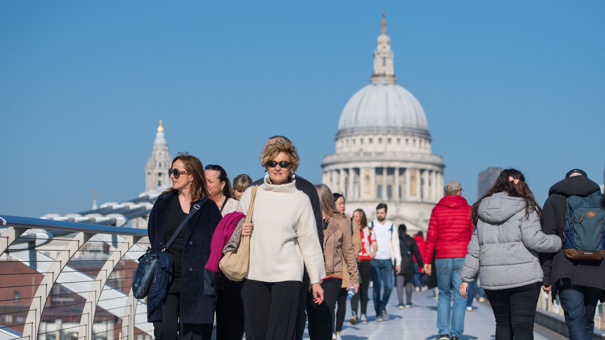 Mild weather in UK set to last into next week, say forecasters | UK ...