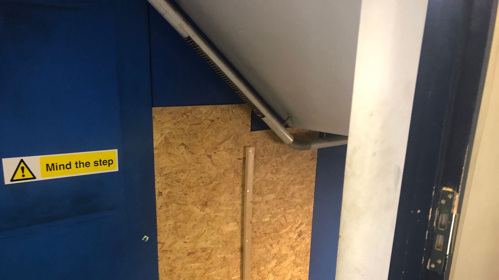 Gang Tunnels Into London Store And Steals Around 500k Worth Of