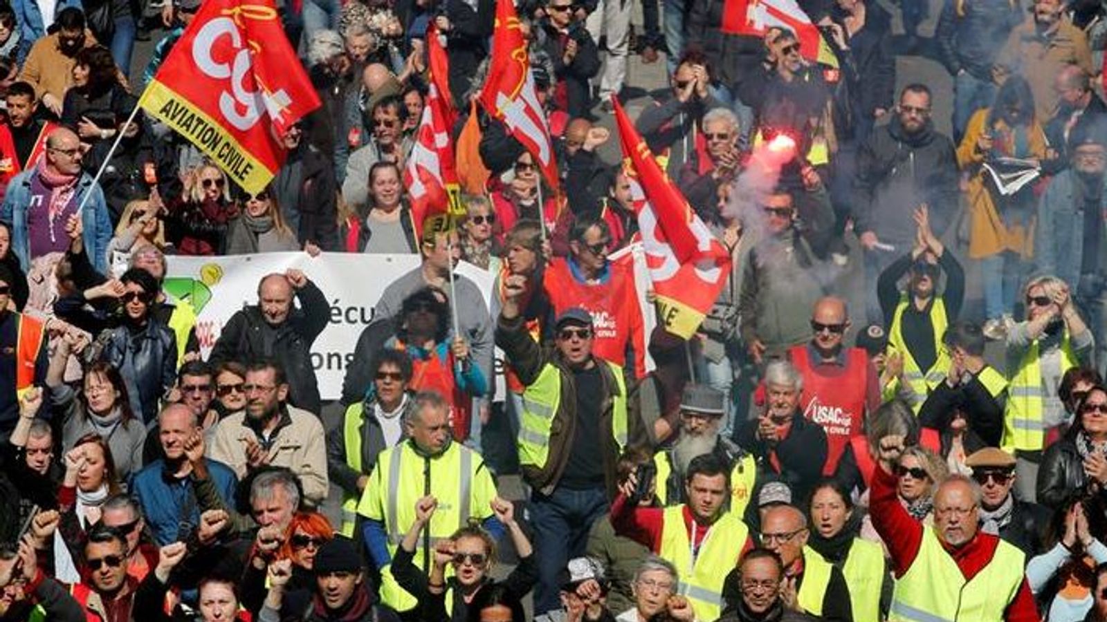 Yellow vest protests: Armed soldiers to be deployed across France ...