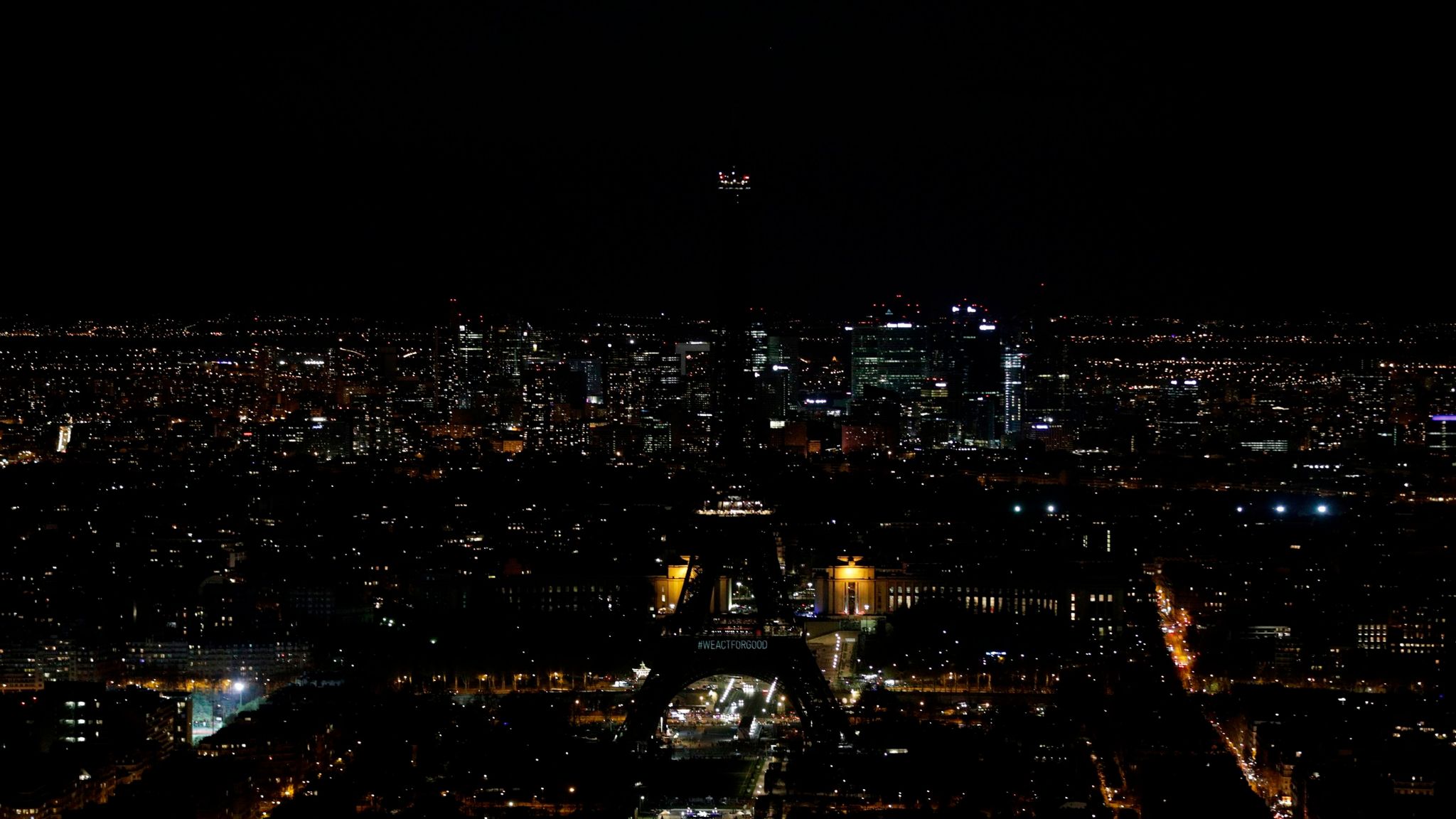 Earth Hour: World's landmarks switch off lights | World News | Sky News