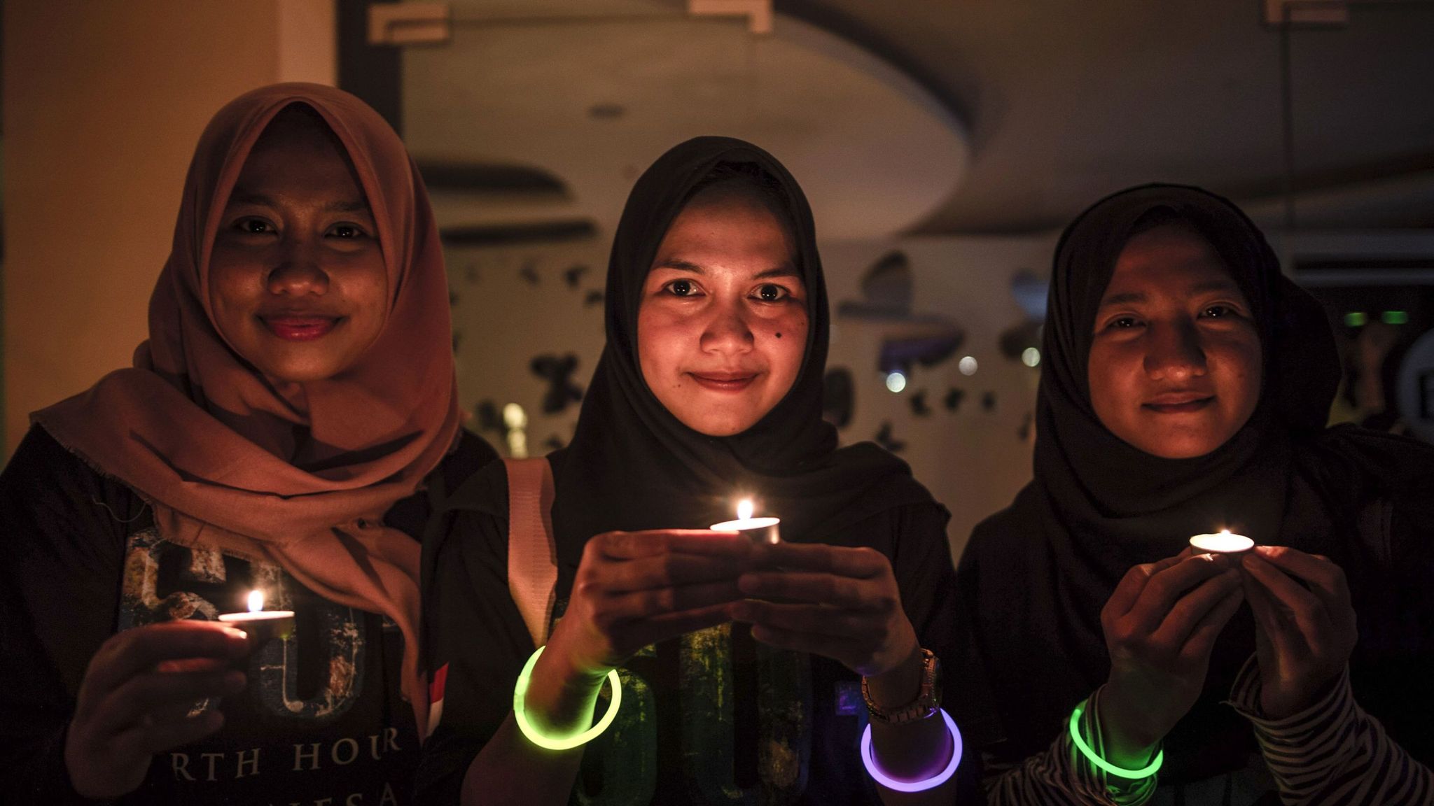Earth Hour: World's landmarks switch off lights | World News | Sky News