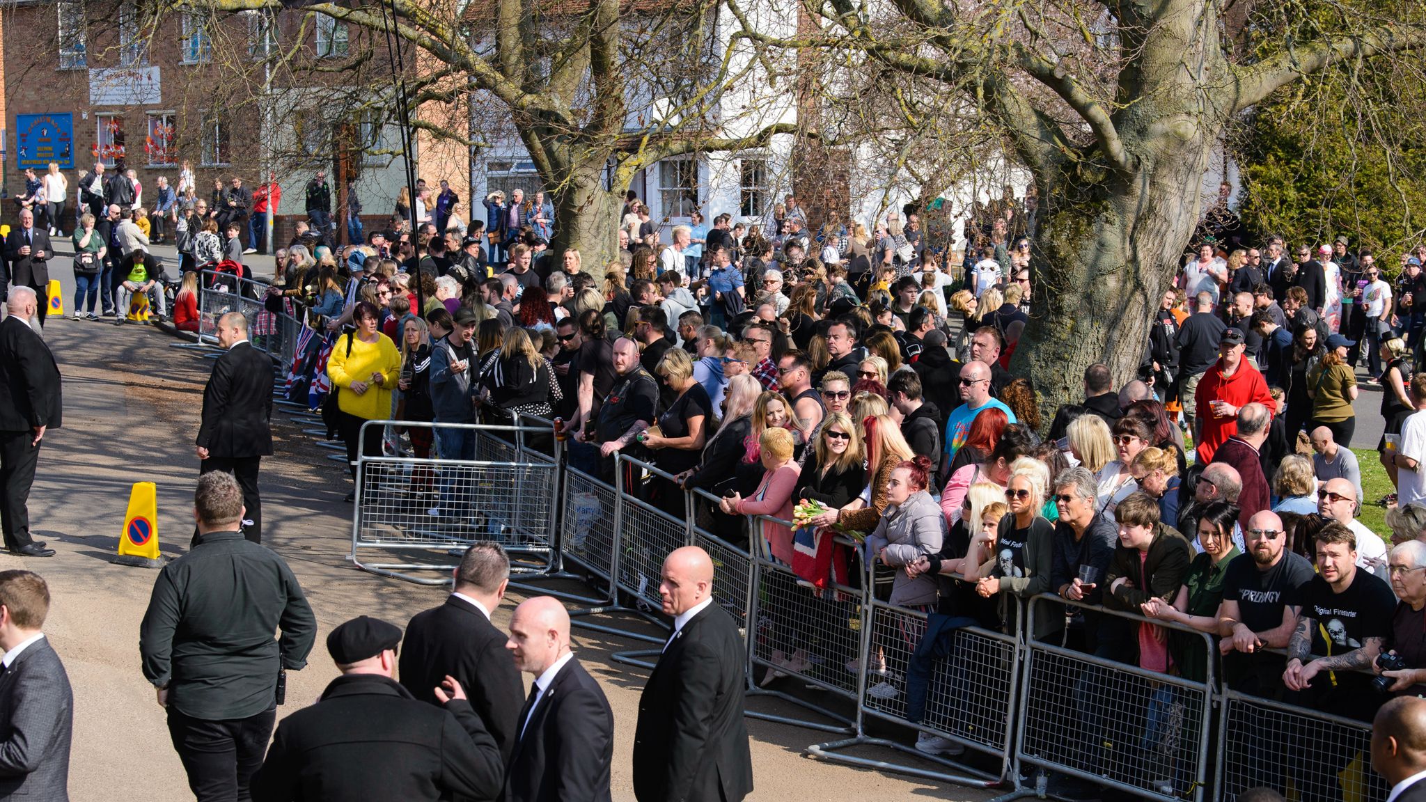Fans 'raise the roof for Keef' at Prodigy star Keith Flint's funeral ...