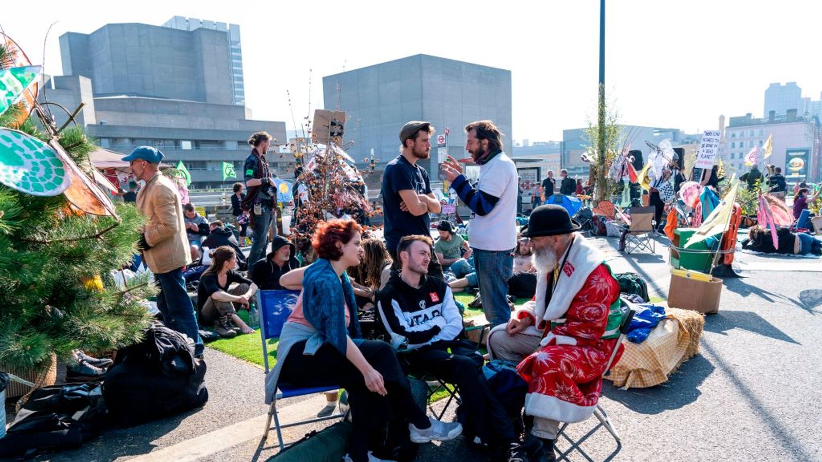 Extinction Rebellion: More than 750 arrests as police ask for help | UK ...