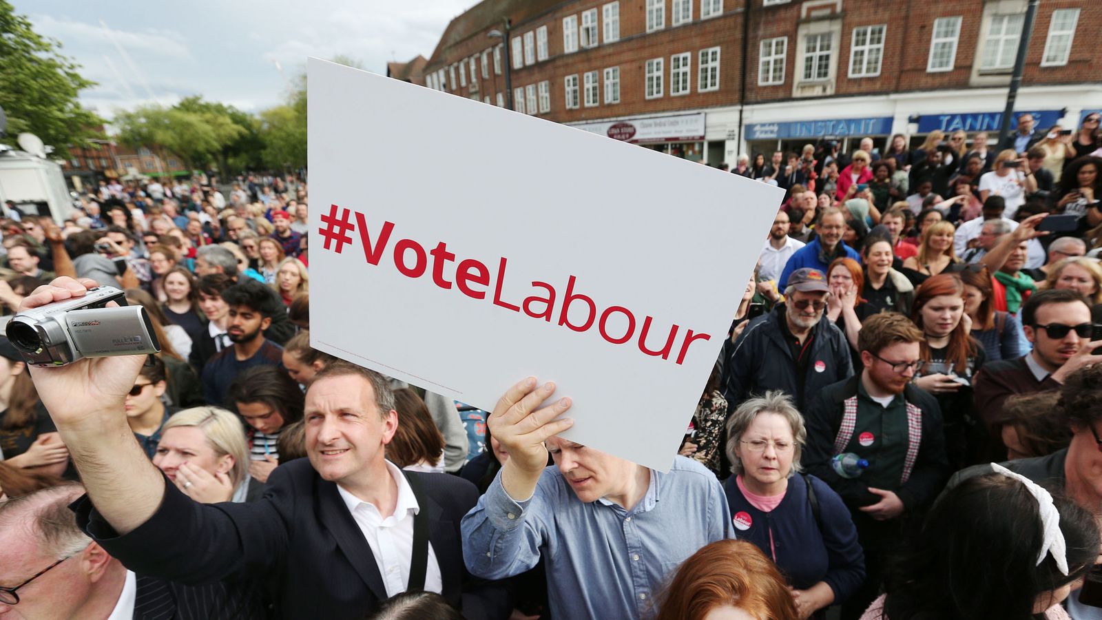 Tens of thousands quit Labour in first annual membership drop under ...