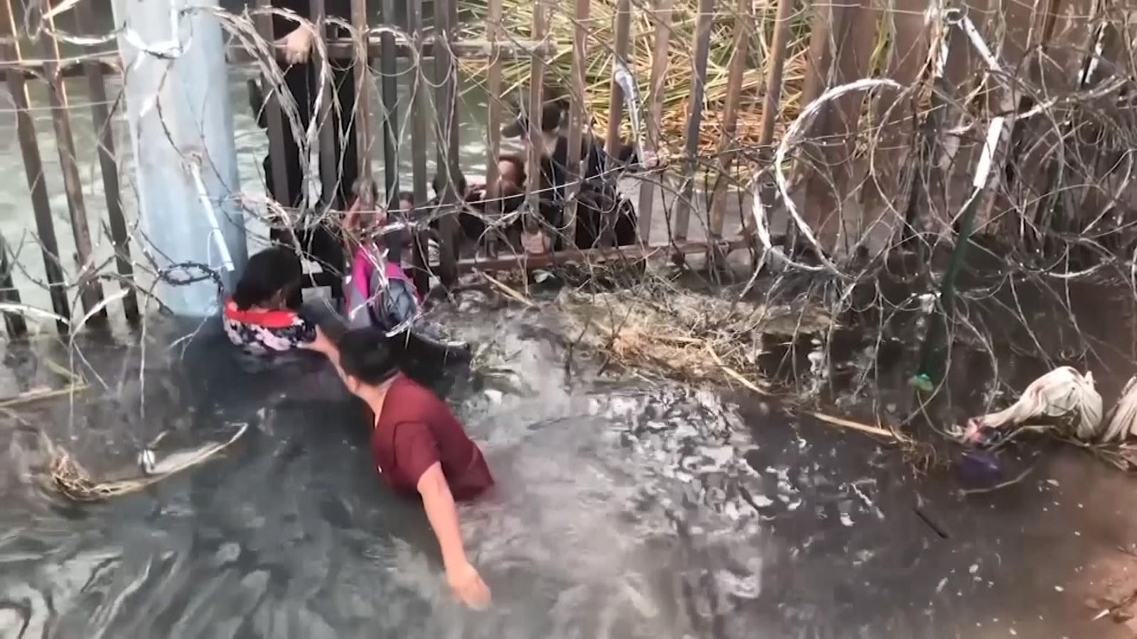 US Border crisis: Migrants go under border fence in US agents' video ...
