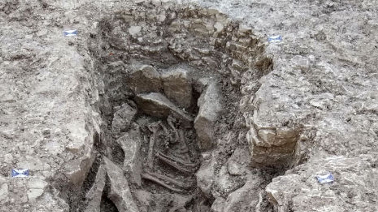 Iron Age settlement and 3000-year-old skeletons discovered during work ...
