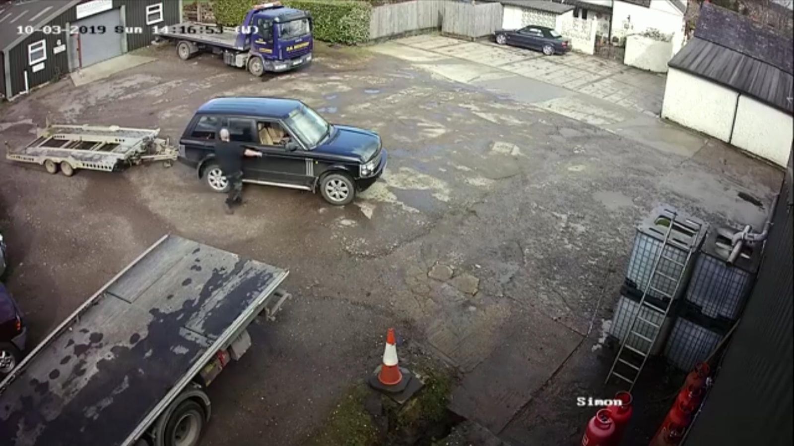 Trailer fail: Surrey man has near miss | UK News | Sky News