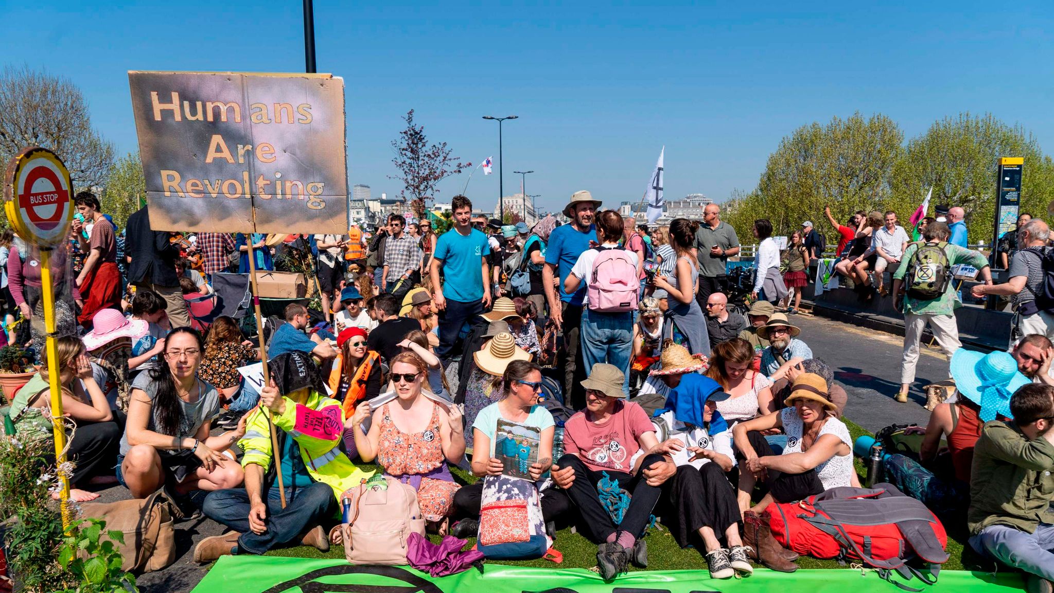 Extinction Rebellion: More than 1,000 people should be prosecuted, say ...