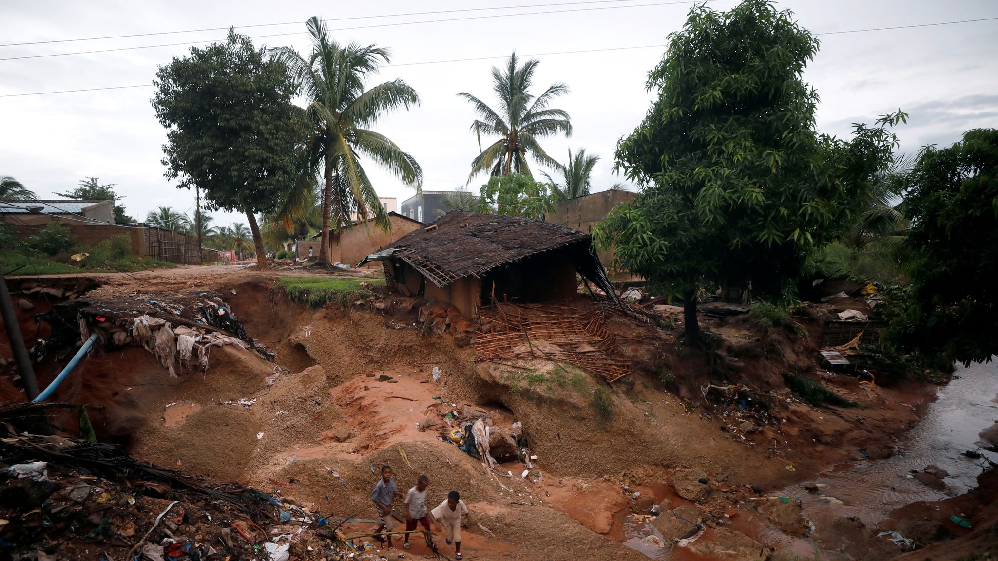 Cyclone Kenneth: 'Relentless rain' hampers Mozambique relief effort ...