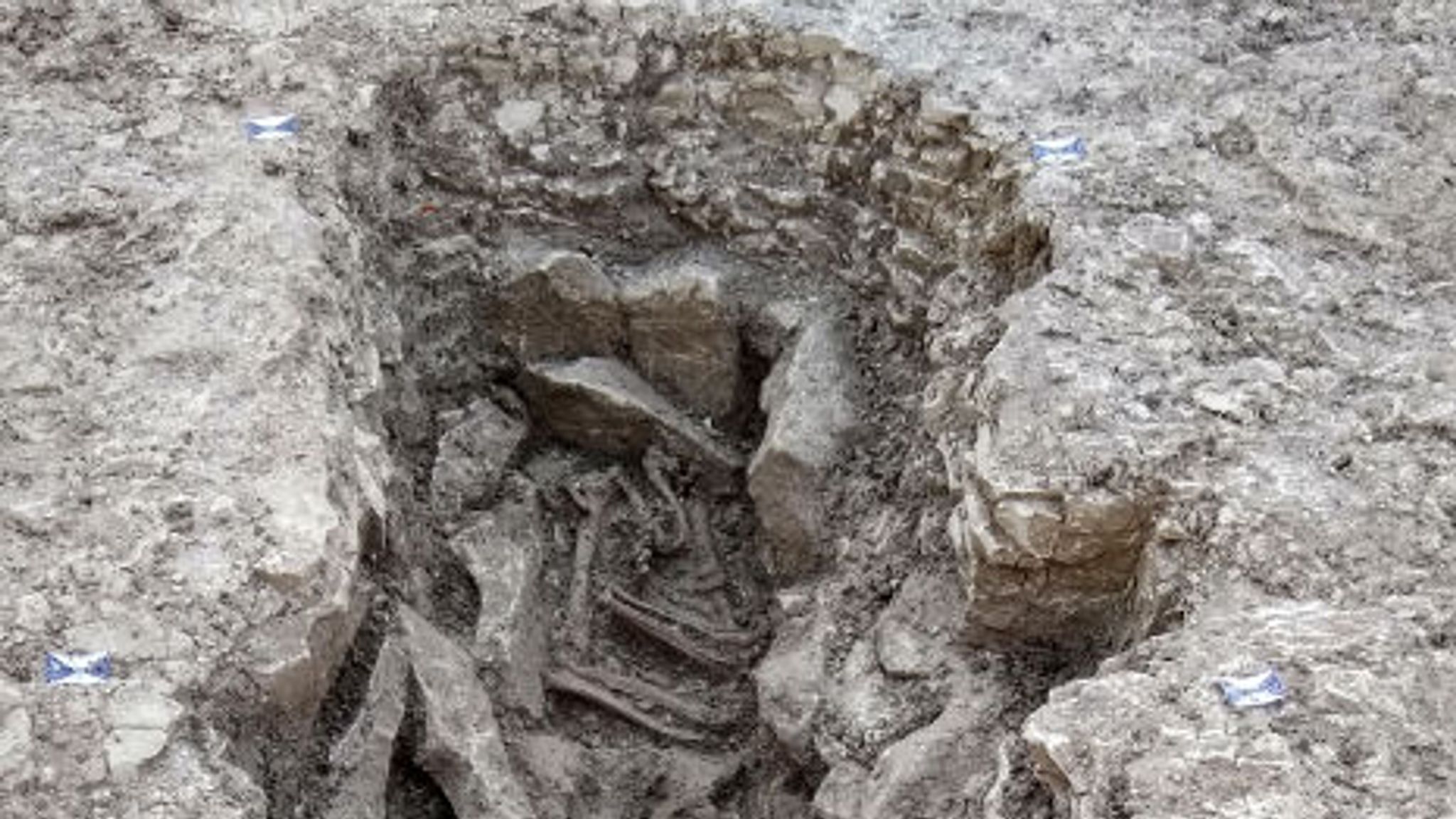 Iron Age settlement and 3000-year-old skeletons discovered during work ...
