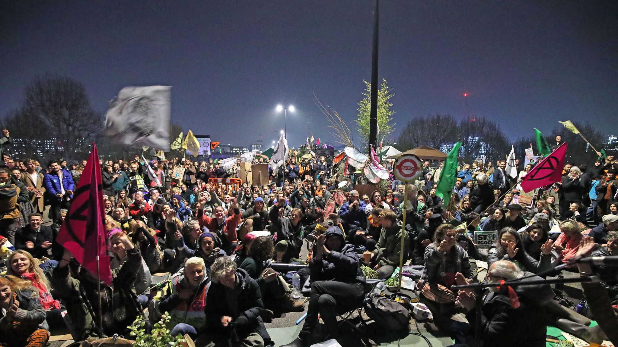 Extinction Rebellion: Police move into Parliament Square to confront ...