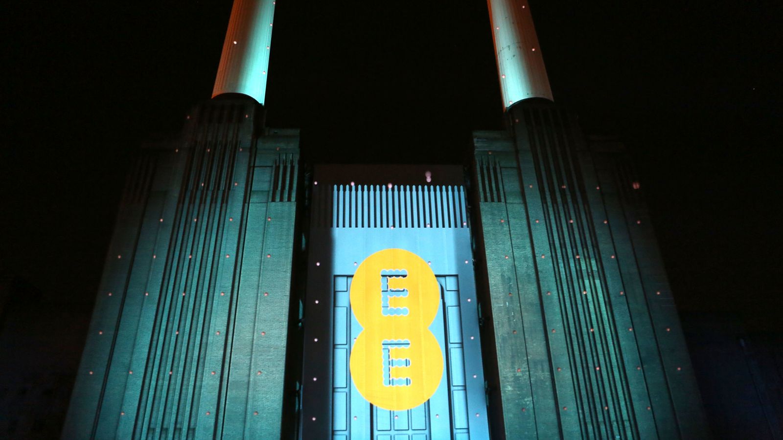EE stops selling new Huawei phones as it launches UK's first 5G network ...