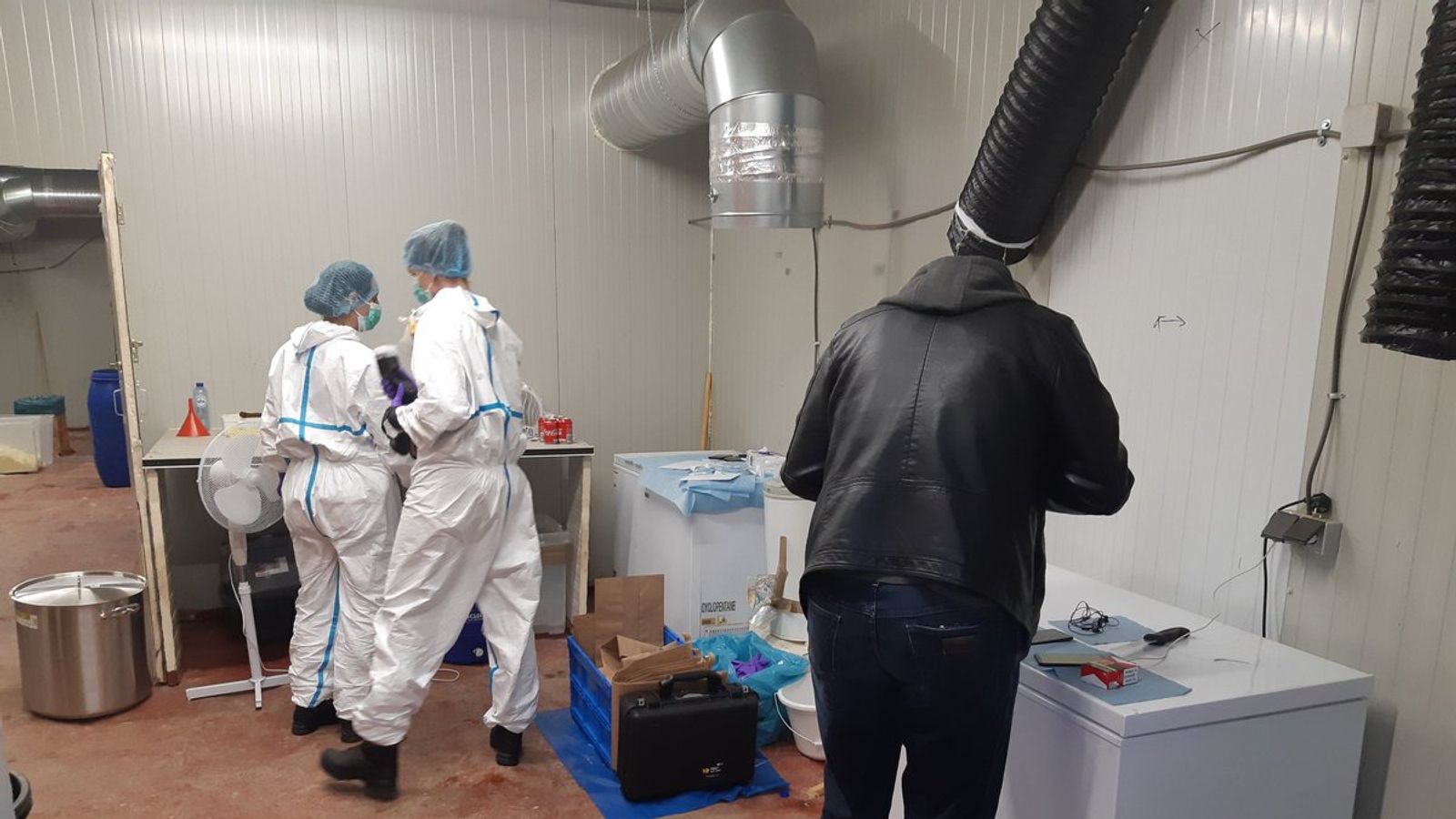 'Booby-trapped' boat sinks as police raid floating crystal meth ...