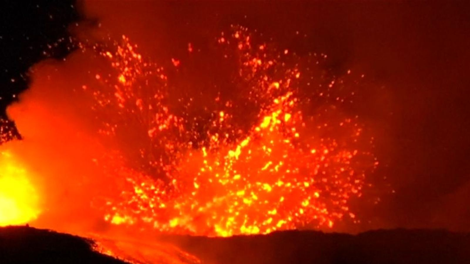 Lava flows from Mount Etna in spectacular display | World News | Sky News