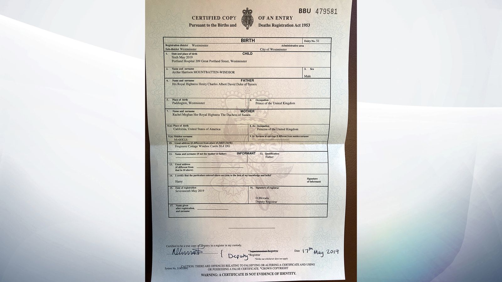 Birth certificate shows baby Archie's birthplace and Meghan's job | UK ...