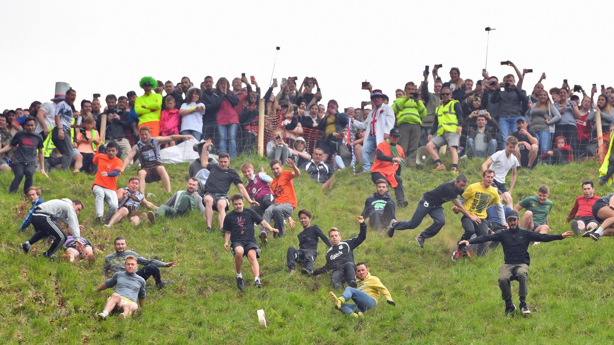 Thrill-seeking daredevils take part in annual Gloucestershire cheese ...