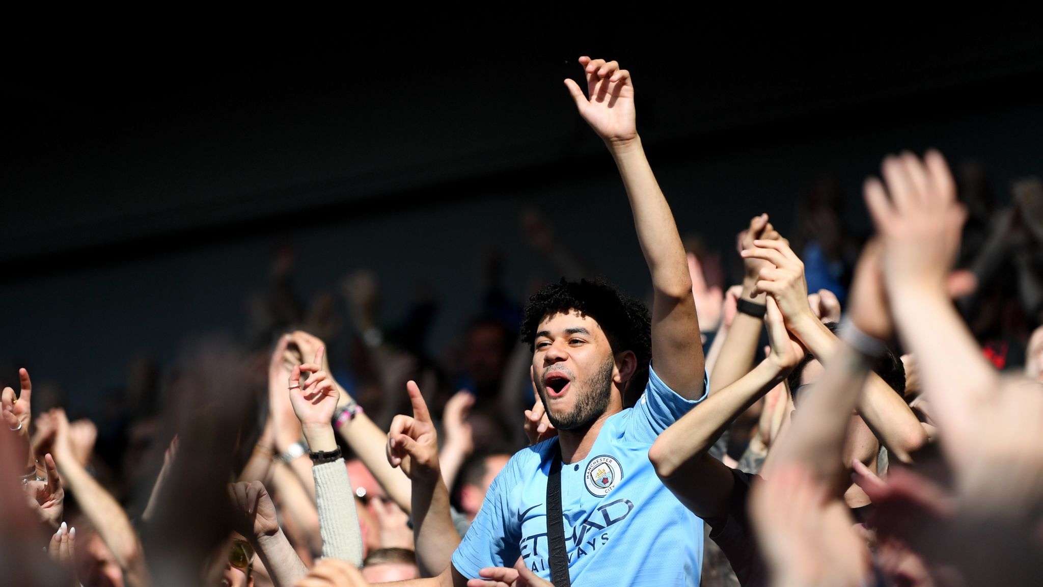 Manchester City return to heroes welcome after winning Premier League ...