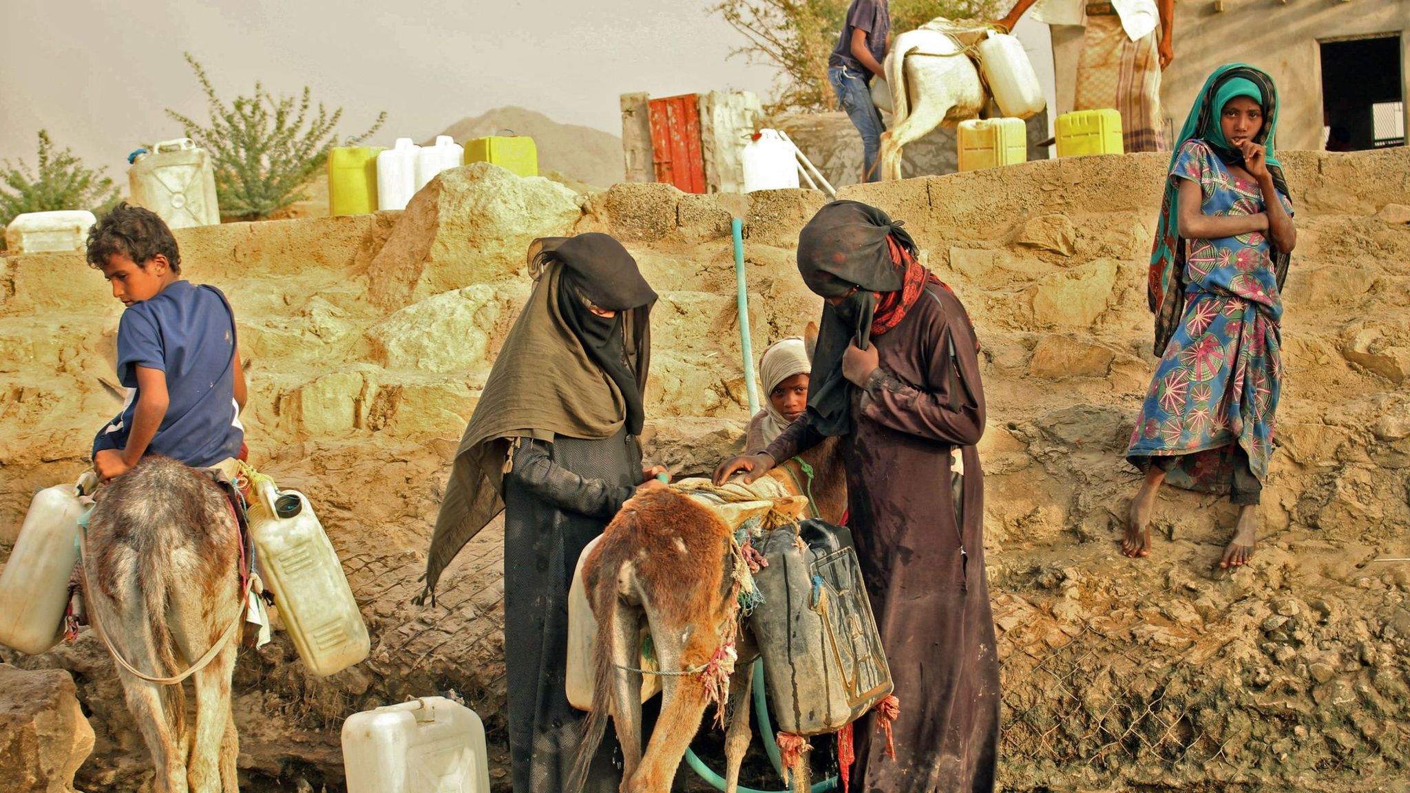 Yemen civil war: Rebel Houthi fighters start to leave Hodeidah, Saleef ...