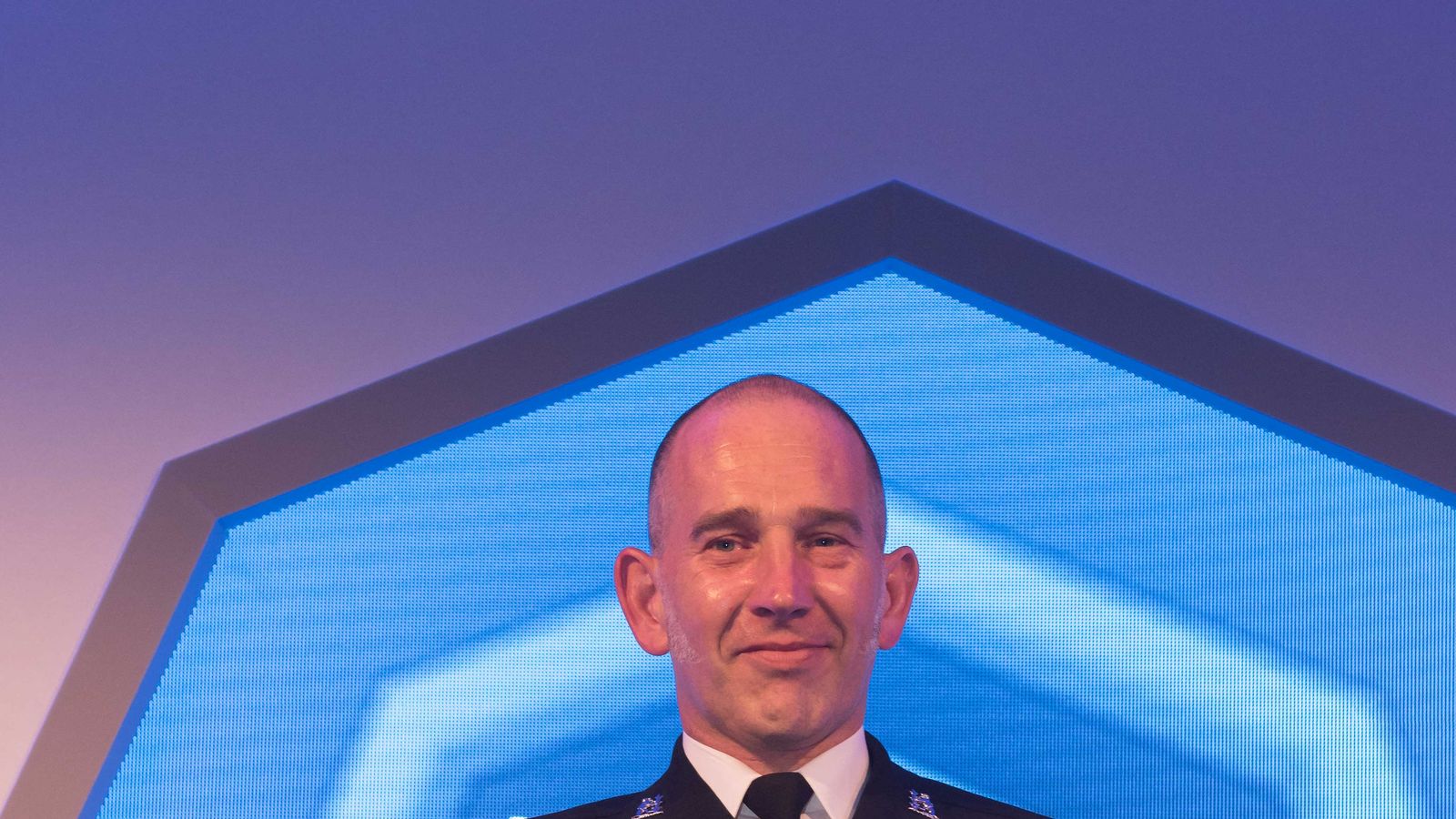 Bravery award for police officer who risked his life to saved man ...