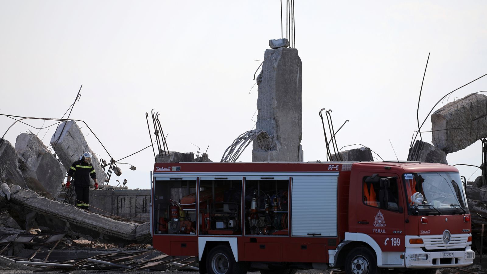 Strong earthquake in Athens sends people running out into streets ...