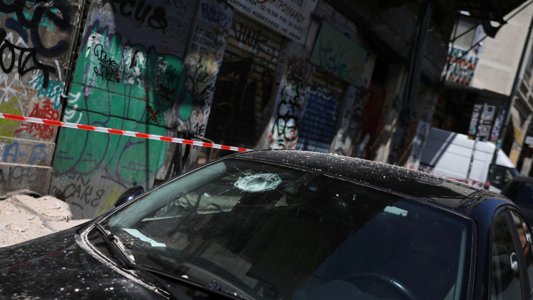 Strong earthquake in Athens sends people running out into streets ...