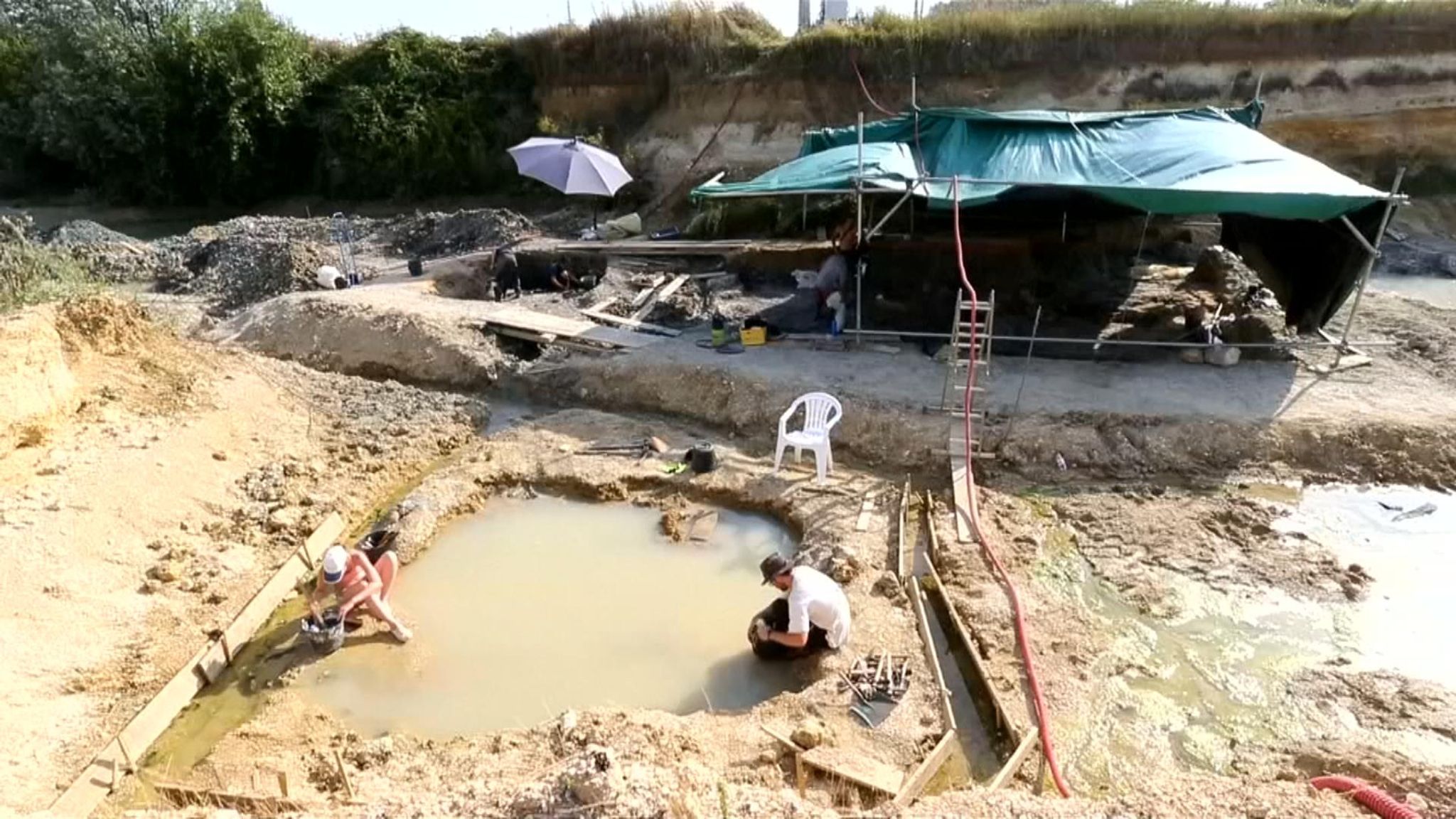 Parc Jurassic: Huge dinosaur fossil dug up in south France | World News ...