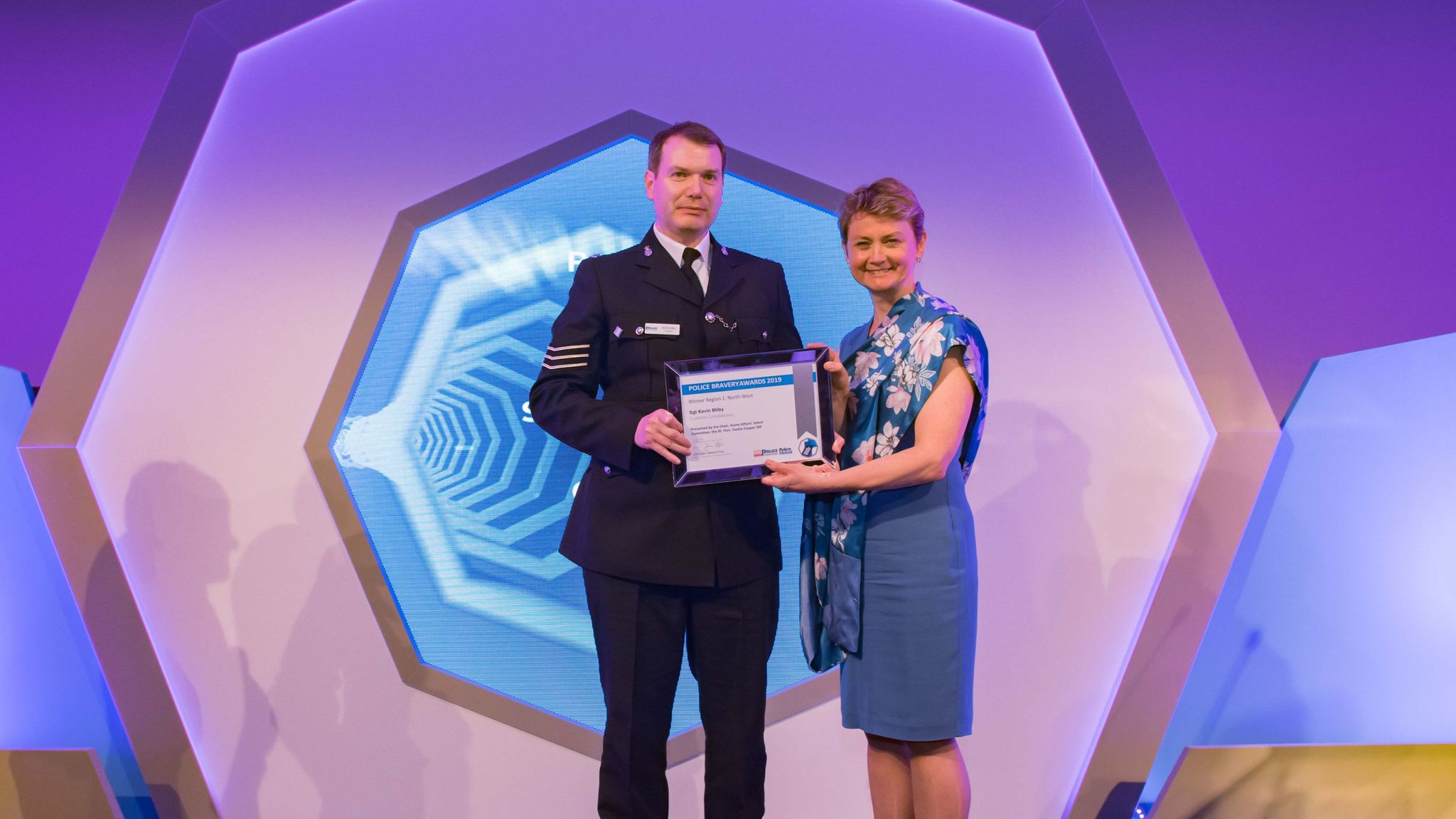 Bravery award for police officer who risked his life to saved man ...