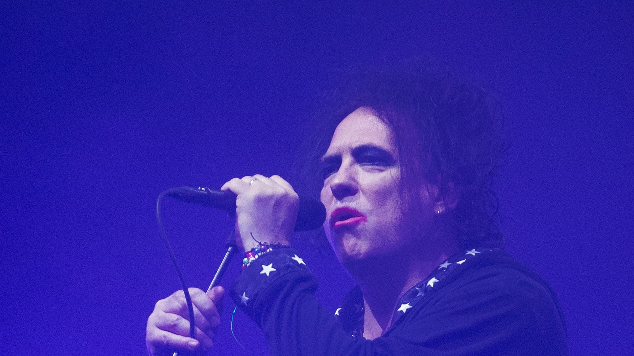 The Cure's frontman Robert Smith puts on 'pop head' for Glastonbury ...