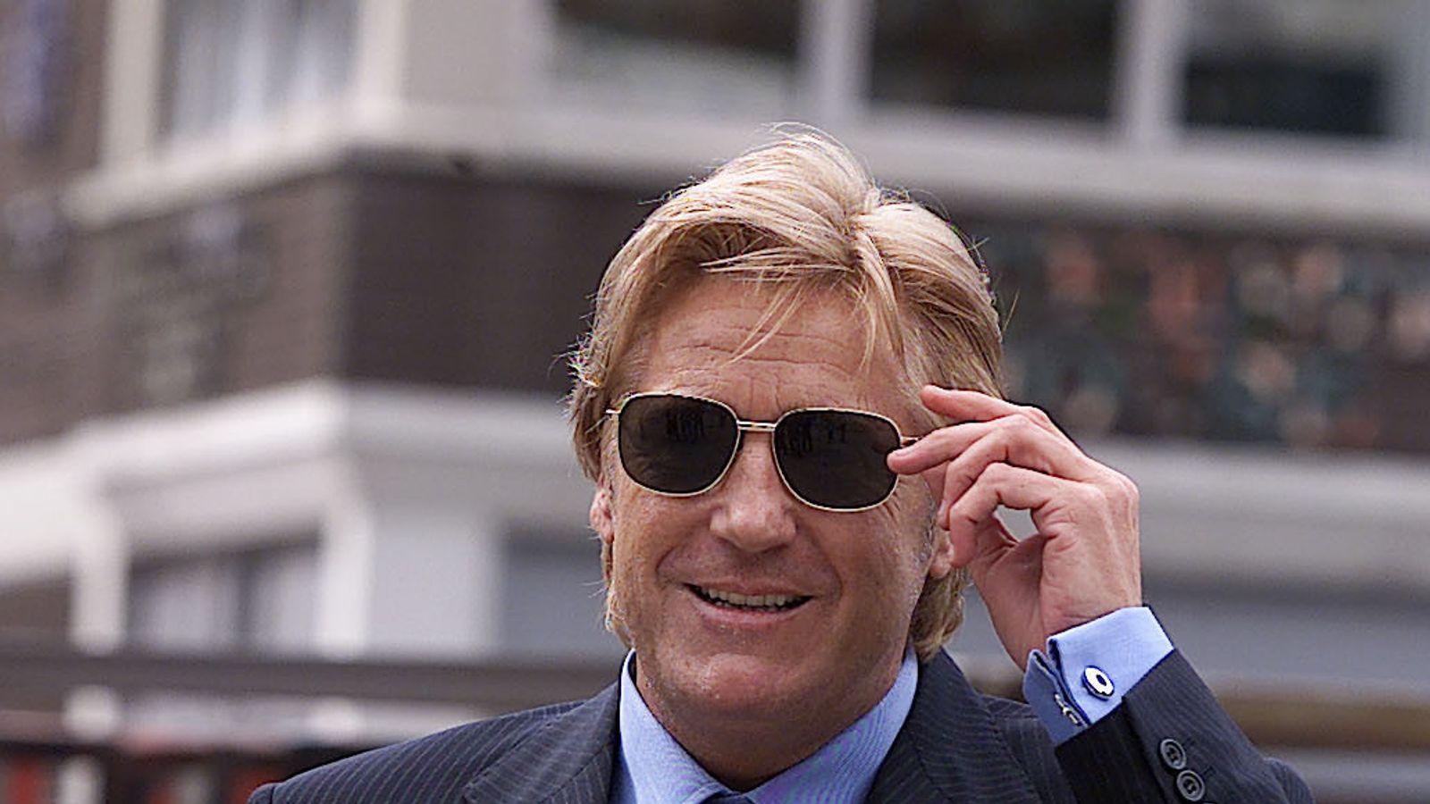 Entertainer Joe Longthorne dies in husband's arms clutching rosary ...