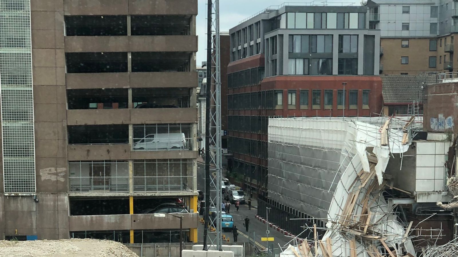 Scaffolding collapses in Reading, leaving three people in hospital | UK ...